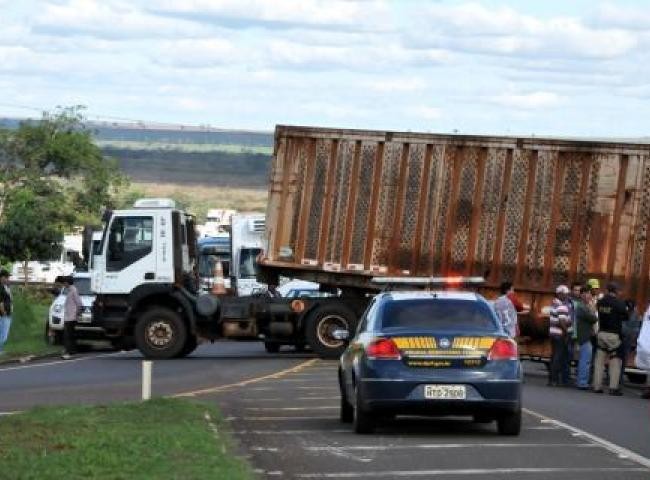 Funcionários de usina de Naviraí voltam a bloquear trecho da BR-163 ... Funcionários de usina de Naviraí voltam a bloquear trecho da BR-163 ...